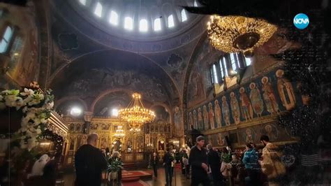 Стотици вярващи се събраха пред храм Св Александър Невски в София Столицата България