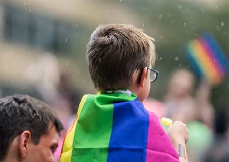 Menino Trans Mostra Partes íntimas E Meninas Ficam Chocadas Rádio