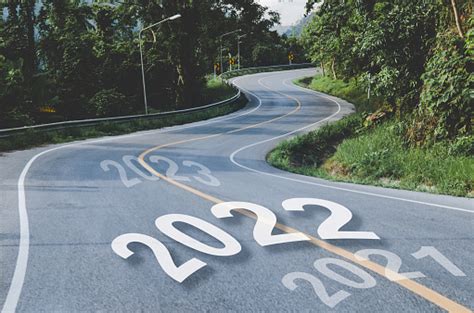 2021년2022년 새해를 컨셉으로 한 도로방식 성공적인 교통자세를 위한 비즈니스 생활 목표 가을숲 자연적 방법 컨셉을 통한 길 12월 31일에 대한 스톡 사진 및 기타