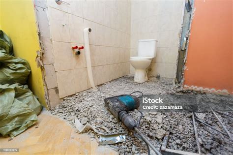 화장실 또는 오래 된 변기 및 건설 공구 천공이 있는 화장실이 아파트에서 건설 리 모델링 개조 정비 복원 및 재건 중입니다 전체 주택 개량 또는 보수의 개념 리노베이션에