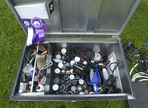 Whats That A Show Box Used For Grooming Cattle