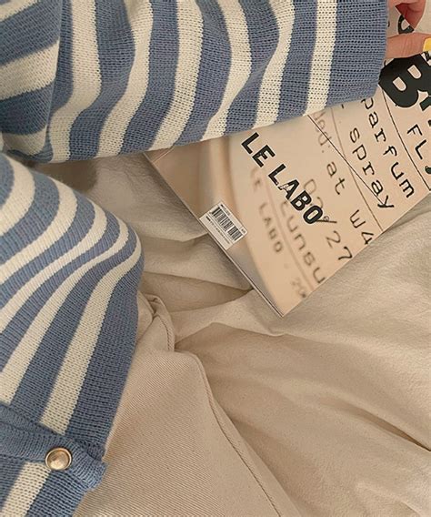 리리앤코 데일리하게 입기 좋은 스트라이프 니트 가디건이에요💙 금장 단추 디테일로 고급스러운 포인트를 더했어요