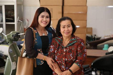 លោកស្រី កិត្តិ សង្គហ បណ្ឌិត ម៉ែន សំអន ជួប សួ សុខទុក្ខ ផ្ដល់ ក្ដី ស្រឡាញ់ ជាមួយ លោក គឹម សៀ ប អតីត