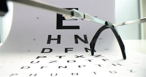 ochelari pe o diagramă snellen hârtie pentru a măsura acuitatea vizuală