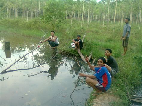 5 Pemuda Sedang Mancing Di Kali Lampung Fotografer Amatiran