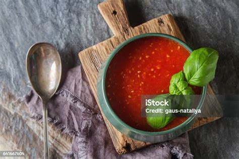 전통적인 이탈리아 토마토 바 질와 가스 파초 수프입니다 어두운 배경입니다 텍스트를 위한 공간입니다 상위 뷰 N 0명에 대한 스톡