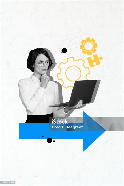 진지한 사업가 프리랜서 잡기 노트북 기어 퍼즐 아이콘의 수직 사진 콜라주는 페인트 배경에 고립 된 계획 진행 상황을 생각합니다 25 29세에 대한 스톡 사진 및 기타 이미지