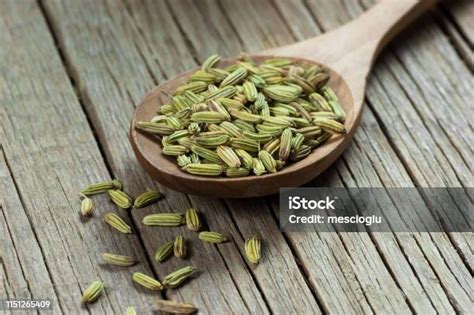 나무 테이블에 나무 숟가락에 회 향 씨앗 허브 대체 의학 배경 개념입니다 감초 사탕에 대한 스톡 사진 및 기타 이미지 감초 사탕 차 뜨거운 음료 0명 Istock