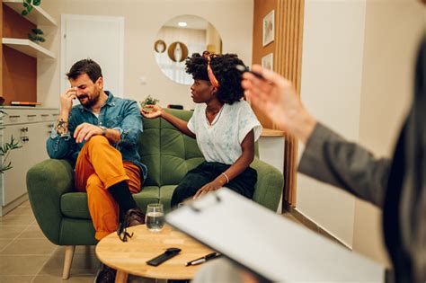 심리학자 사무실에서 치료 세션에 있는 다양한 커플 20 24세에 대한 스톡 사진 및 기타 이미지 20 24세 30 34세 55 59세 Istock