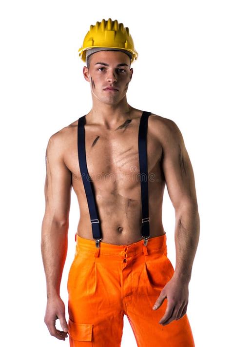 Красивый молодой рабочий строитель с нагим торсом Стоковое Фото изображение насчитывающей