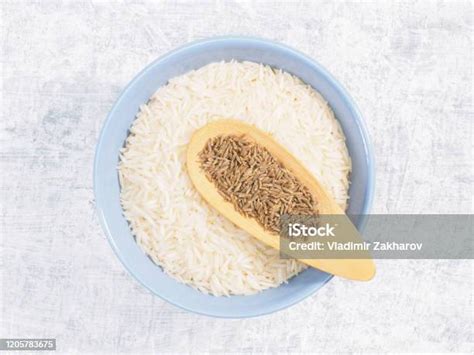 블루 세라믹 그릇에 인도 긴 곡물 바스 마티 쌀 커민 흰색 콘크리트 배경 0명에 대한 스톡 사진 및 기타 이미지 0명 갈색