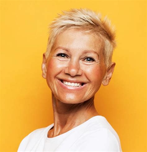 21 Perfect Hairstyles For Oval Faced Women Over 50 Hairstylecamp