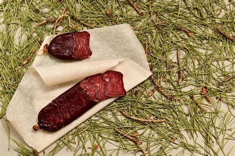 알 사슴 고기로 만든 말린 소시지 양피지에 슬라이스로 잘라 소나무 바늘로 만든 바닥 가공육에 대한 스톡 사진 및 기타 이미지 가공육 개체 그룹 건조 식품 Istock