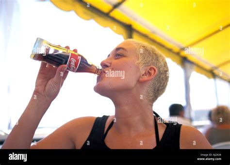 Chica Bebiendo Coca Cola Hermosa Mujer Bebiendo Cola De Coca Lata 33