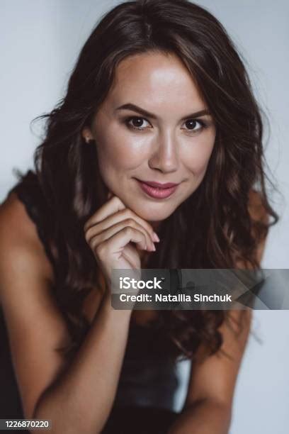 흰색 배경에 검은 상단에 아름다운 건강한 머리를 가진 32 년의 갈색 눈 갈색 머리 여자의 클로즈업 초상화 소프트 선택적 초점 갈색에 대한 스톡 사진 및 기타 이미지