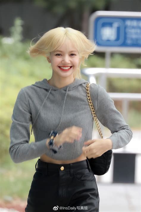 Lisa 金发甜豆莎 近日的机场图，梦回到六年前