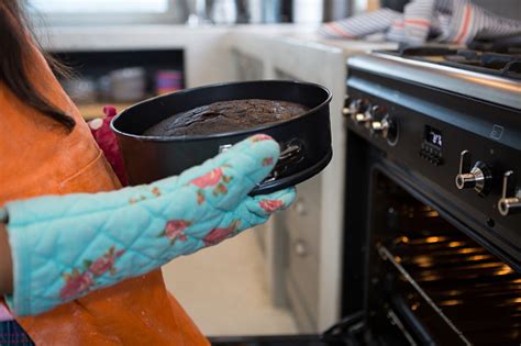 오븐에서 케이크와 함께 컨테이너를 잡고 여자의 이미지를 자른 오븐에 대한 스톡 사진 및 기타 이미지 오븐 케이크 8 9 살 Istock