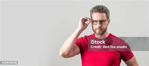 남자는 초상화 복사 공간이있는 배너를 직면합니다 성숙한 남자는 안경 복사 공간 비전에서 똑똑해 보입니다 남자에 대한 스톡 사진 및 기타 이미지 Istock