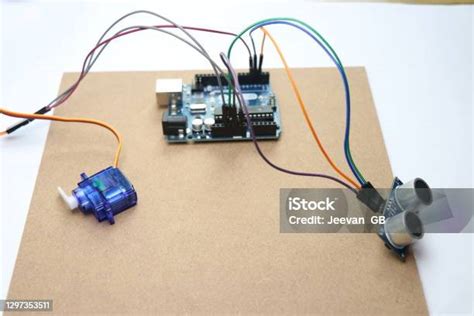 점퍼 와이어를 사용하여 연결된 마이크로 서보 및 초음파 센서로 만든 Arduino Uno 프로젝트 아두이노 개발 위원회 프로젝트