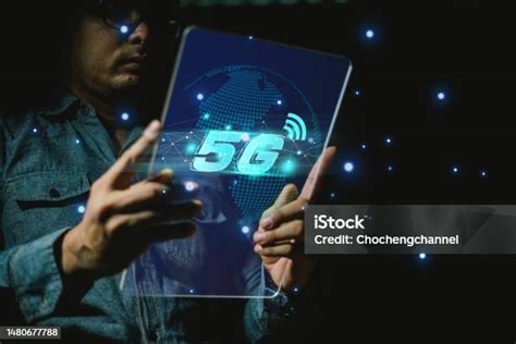 5g 및 사물 인터넷 또는 Iot 개념 핸드 터치 가상 5g 신호 Iot는 모든 장치가 5g 고속 인터넷으로 연결하고 제어할 수