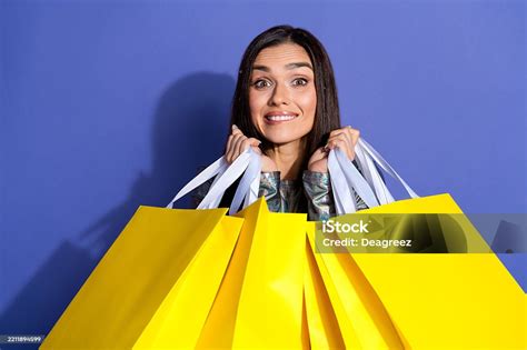 보라색 배경에 밝은 쇼핑백을 들고 쇼핑 경험의 기쁨과 흥분을 표현하는 세련된 젊은 여성 35 39세에 대한 스톡 사진 및 기타