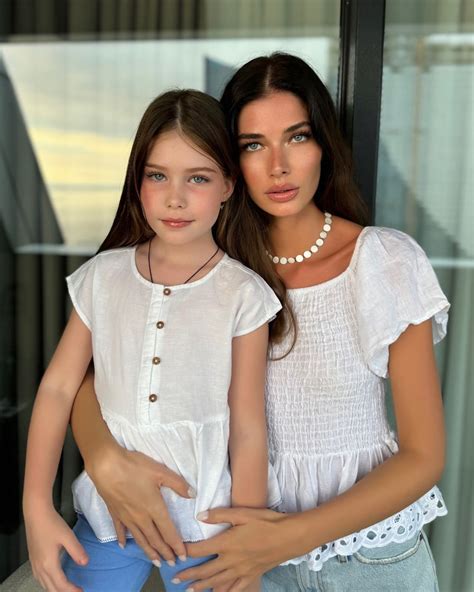 ულამაზესი ოჯახი მოდელი ანა ახვლედიანი ოჯახურ ფოტოებს აქვეყნებს მშობლები