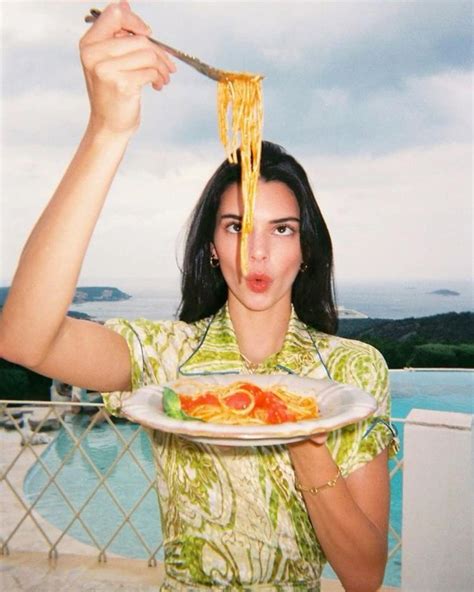 Kendall Jenner And Spaghetti Moda Di Celebrità Celebrità Donne
