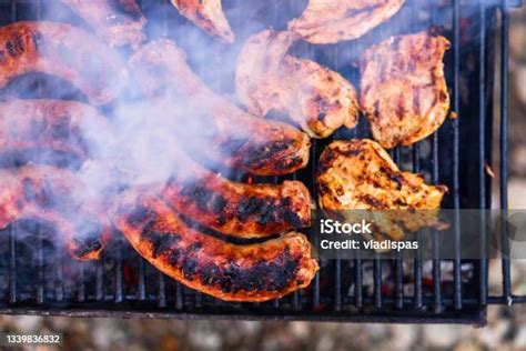 바비큐 그릴에 소시지와 돼지고기 갈비를 굽습니다 정원에서 바베큐 0명에 대한 스톡 사진 및 기타 이미지 0명 가공육 건강에 좋지 않은 음식 Istock
