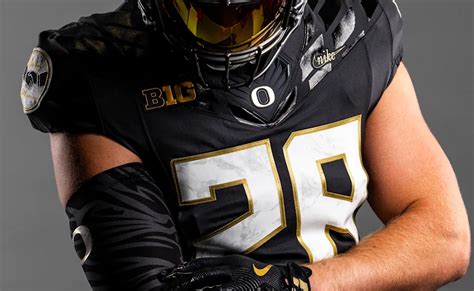 Oregon Ducks Reveal Special Shoe Duck Uniforms To Honor Phil Knight