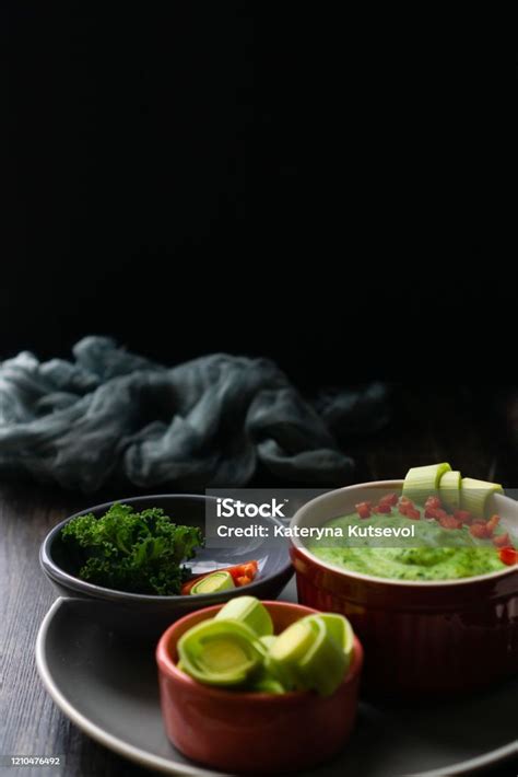 시금치와 브로콜리 스트립의 일관성에 신선한 녹색 야채와 건강 한 음식 0명에 대한 스톡 사진 및 기타 이미지 0명 건강한 식생활 검은색 Istock
