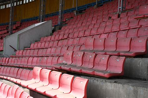 Төв цэнгэлдэх хүрээлэнгийн гадна дотор талбайг үндсэн хоёр хэсэгт хуваан засварлаж байна Dnn Mn