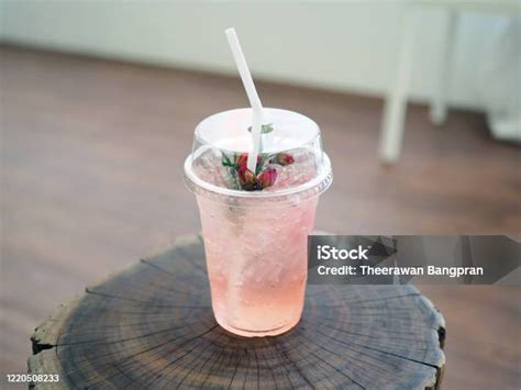 아이스 딸기 장미 스파클링 소다의 플라스틱 유리와 말린 장미 꽃으로 장식 0명에 대한 스톡 사진 및 기타 이미지 0명 각얼음 감귤류 과일 Istock