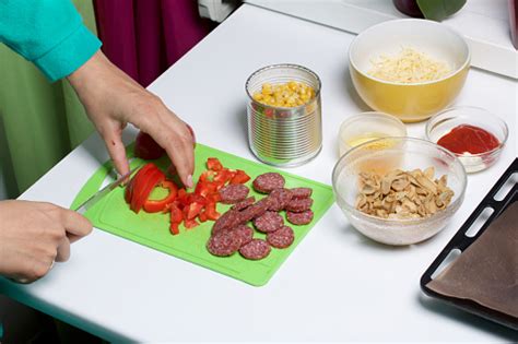 여자 조각 퍼프 페스트 리에서 만든 피자에 대 한 달콤한 고추 재료는 테이블에 배치 됩니다 건강한 식생활에 대한 스톡 사진 및 기타 이미지 Istock