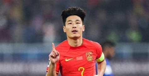 梅开二度助攻，武磊顶住巨大压力拯救中国男足，大胜新加坡取新年首胜腾讯新闻