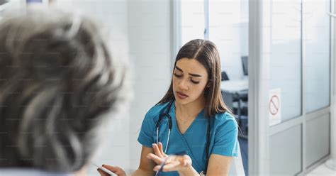 병원 대기실에서 의사와 상담하는 환자 환자 앉아 진단 질병 예방 건강 관리 의료 서비스 상담 또는 교육 건강한 생활