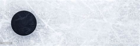 얼음 배경에 검은 오래 된 고무 퍽 근접 촬영 와이드 배너입니다 하향식 보기 텍스트를위한 빈 장소 하키퍽에 대한 스톡 사진 및