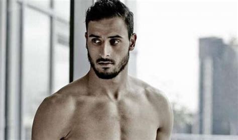 Nacer Chadli Bijna Naakt Voor Het Goede Doel