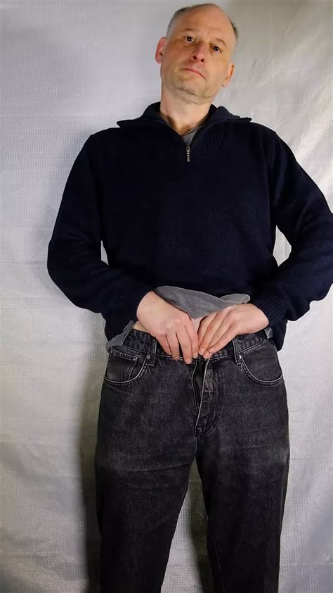 Jonathan Si Spoglia Nudo E Masturba Il Suo Cazzo Eretto Fino A Quando Non Viene Con Una Grande