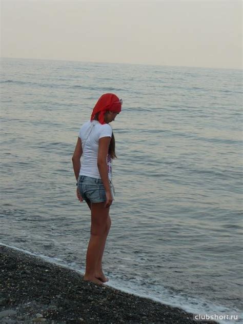 Девушка на берегу моря Шорты фото