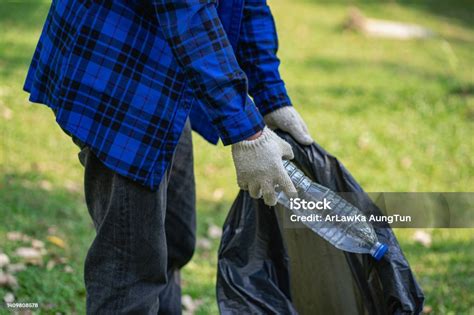 자원 봉사자들은 쓰레기 봉투에 플라스틱 병을 모으기 생태 자연 오염 쓰레기 관리 자선 자원 봉사 공동체 환경 젊은 성실 가족 소득으로 판매 할 수있는 재활용 경제에 대한