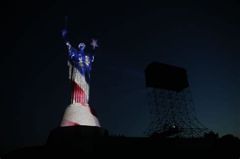 Монумент Батьківщина мати підсвітили кольорами американського прапора