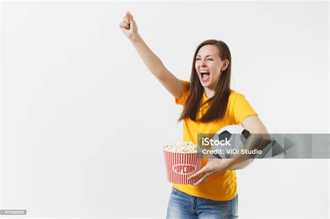 좋아 라 유럽 젊은 여자 축구 팬 또는 노란색 유니폼 축구공 팝콘의 물통을 들고 선수 흰색 배경에 고립 스포츠 놀이 축구 응원