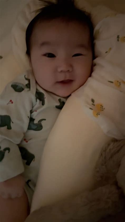 잠들기 전 엄마와 인사하는 아기 Youtube