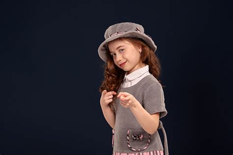 검은 배경에 포즈를 취하는 길고 곱슬 머리로 사랑스러운 어린 아이의 스튜디오 샷 갈색 머리에 대한 스톡 사진 및 기타 이미지 갈색 머리 감정 곱슬 머리 Istock