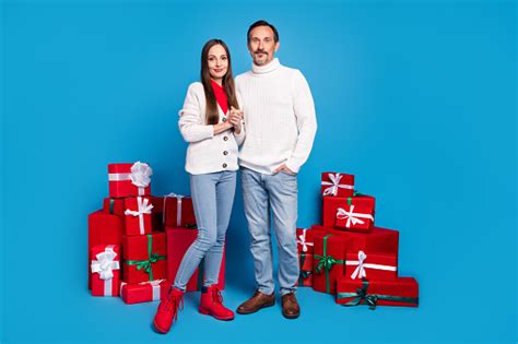 밝은 파란색 배경에 고립 된 포옹 축제 선물 상자와 매력적인 쾌활한 부부의 전체 길이 몸 크기 보기 2명에 대한 스톡 사진 및 기타 이미지 Istock