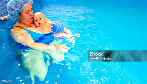 사랑 스러운 아기 소녀 수영 하 고 다이빙 하는 아이 들을 가르치는 유아를 위한 그녀의 어머니 초기 개발 클래스와 수영장에서 수영을 즐기는 2명에 대한 스톡 사진 및 기타