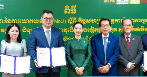 ក្រុមហ៊ុនចំនួន៦ ចុះហត្ថលេខាទិញកសិផលខ្មែរ ជាង៣០ម៉ឺនតោន ដើម្បីធ្វើចំណីសត្វ ក្រសួងព័ត៌មាន