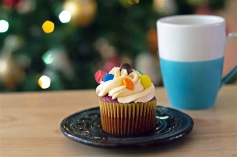 프로스팅이있는 컵 케이크 나무 테이블과 배경의 일부 보케 0명에 대한 스톡 사진 및 기타 이미지 0명 공휴일 달콤한 음식 Istock