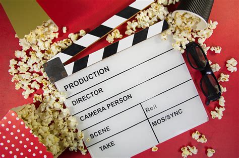 클래퍼 보드 블랙 컬러 3d 영화 영화 영화 안경 팝콘 상자와 활기찬 빨간 배경에 팝콘을 확산의 상단 각도 샷 영화에 대한 스톡 사진 및 기타 이미지 Istock