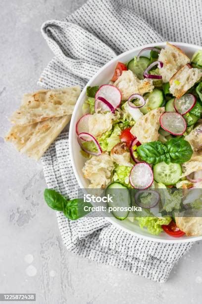 채식 지방 샐러드 구운 피타 빵과 야채를 곁들인 전통 중동 샐러드 레바논 요리 밝은 회색 돌 배경입니다 맨 위 보기 패토우시